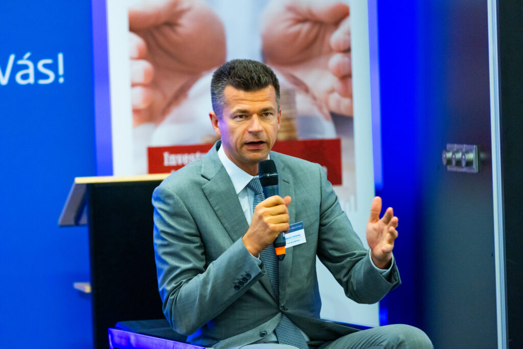 Nejštědřejší dárci Česka 2022: Kdo u nás vede žebříček filantropů ...